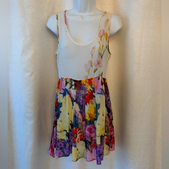 Dresses | Pretty Floral Open Back Dress Feminine And Flowy | Poshmark